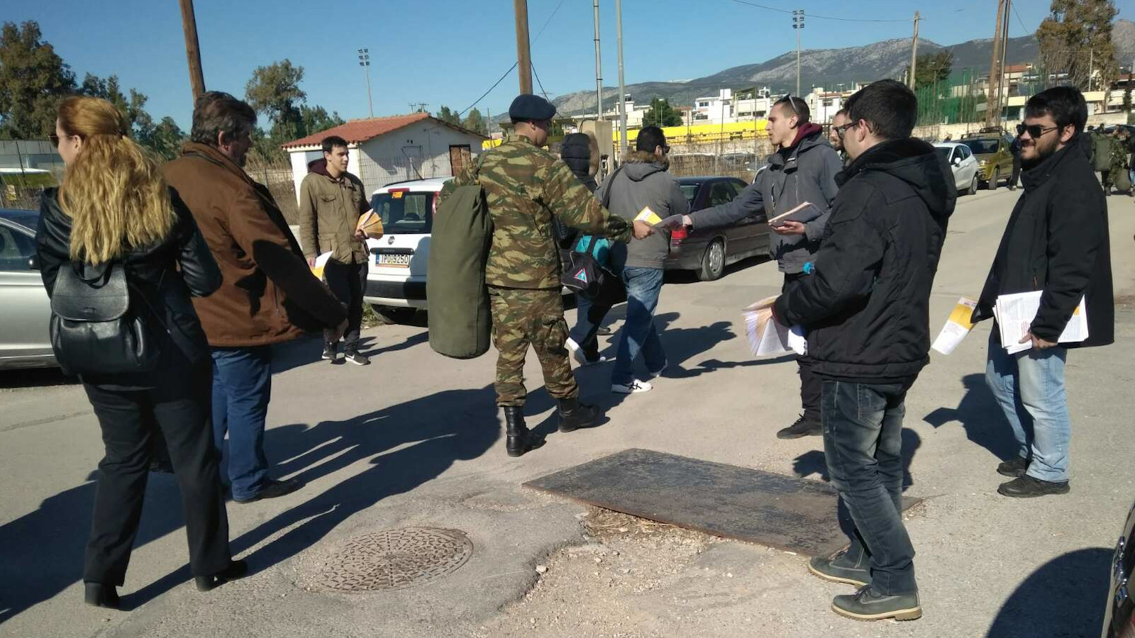 ΚΕΕΔ: Εξόρμηση του ΚΚΕ στην ορκωμοσία στο Μ. Πεύκο - ALT.gr