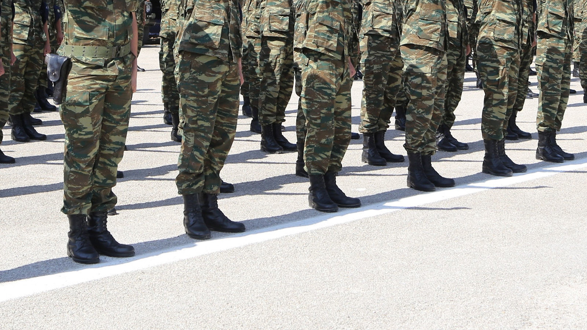 Συζήτηση με φαντάρο από το Στρατόπεδο «Δελαγραμμάτικα» στον Προβατώνα ...