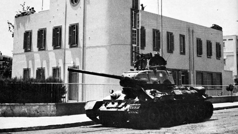Σαν Σήμερα: 48 χρόνια απ’ το πραξικόπημα της Χούντας στην Κύπρο - ALT.gr