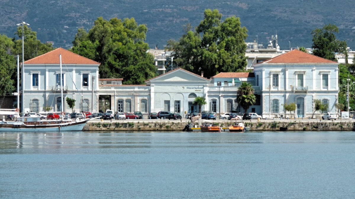Λιμάνι Καλαμάτας: Τα ξημερώματα έφτασαν 60 μετανάστες ναυαγοί - ALT.gr