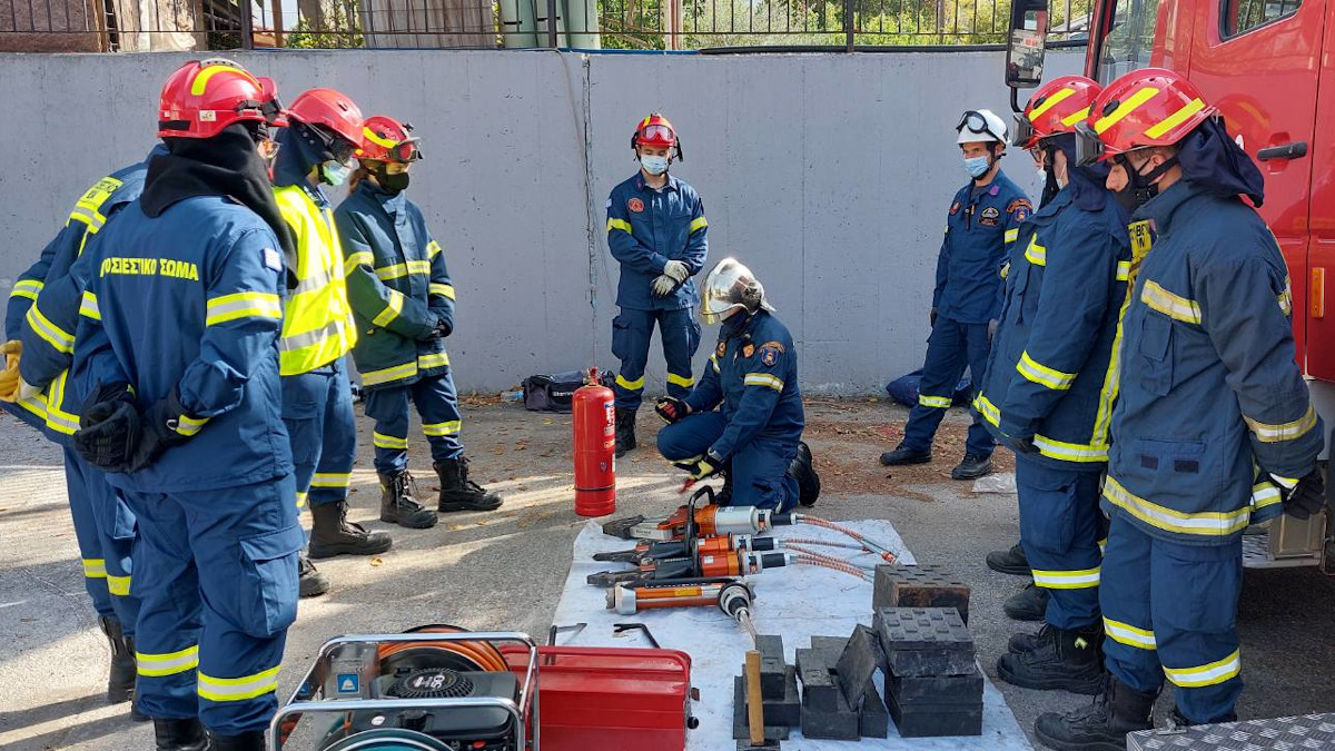 Πυροσβέστες: Πρακτική εκπαίδευση απεγκλωβισμού θυμάτων από τροχαία ...
