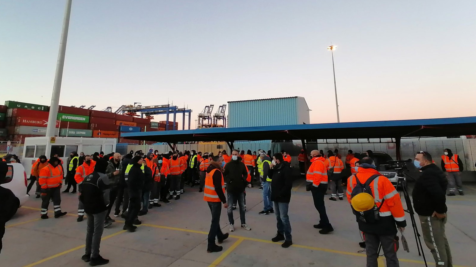 Εργαζόμενοι στην Cosco: Απεργούν αύριο για μέτρα προστασίας και ΣΣΕ ...