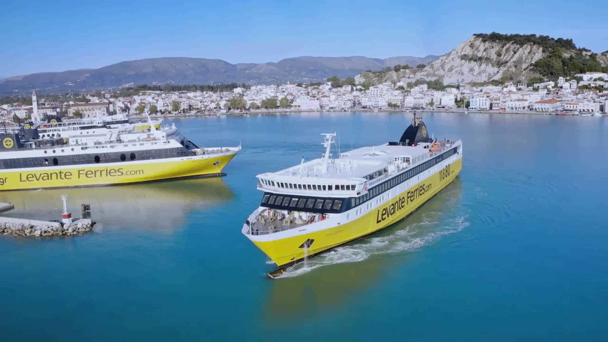 Σύγκρουση δύο πλοίων που παραμένουν ακινητοποιημένα στο λιμάνι της ...