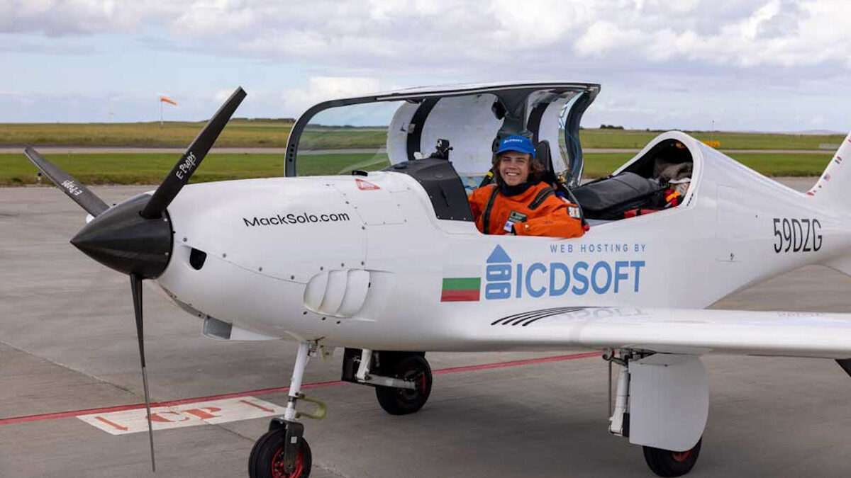 Ο Βελγοβρετανός Μακ Ράδερφορντ έγινε στα 17 του ο νεότερος πιλότος που ...