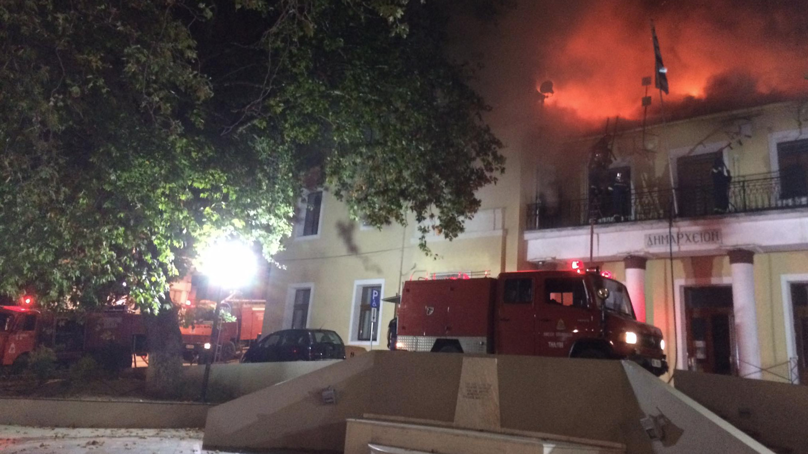 Μεγάλη φωτιά στο Δημαρχείο Σερβιων Κοζάνης - ALT.gr