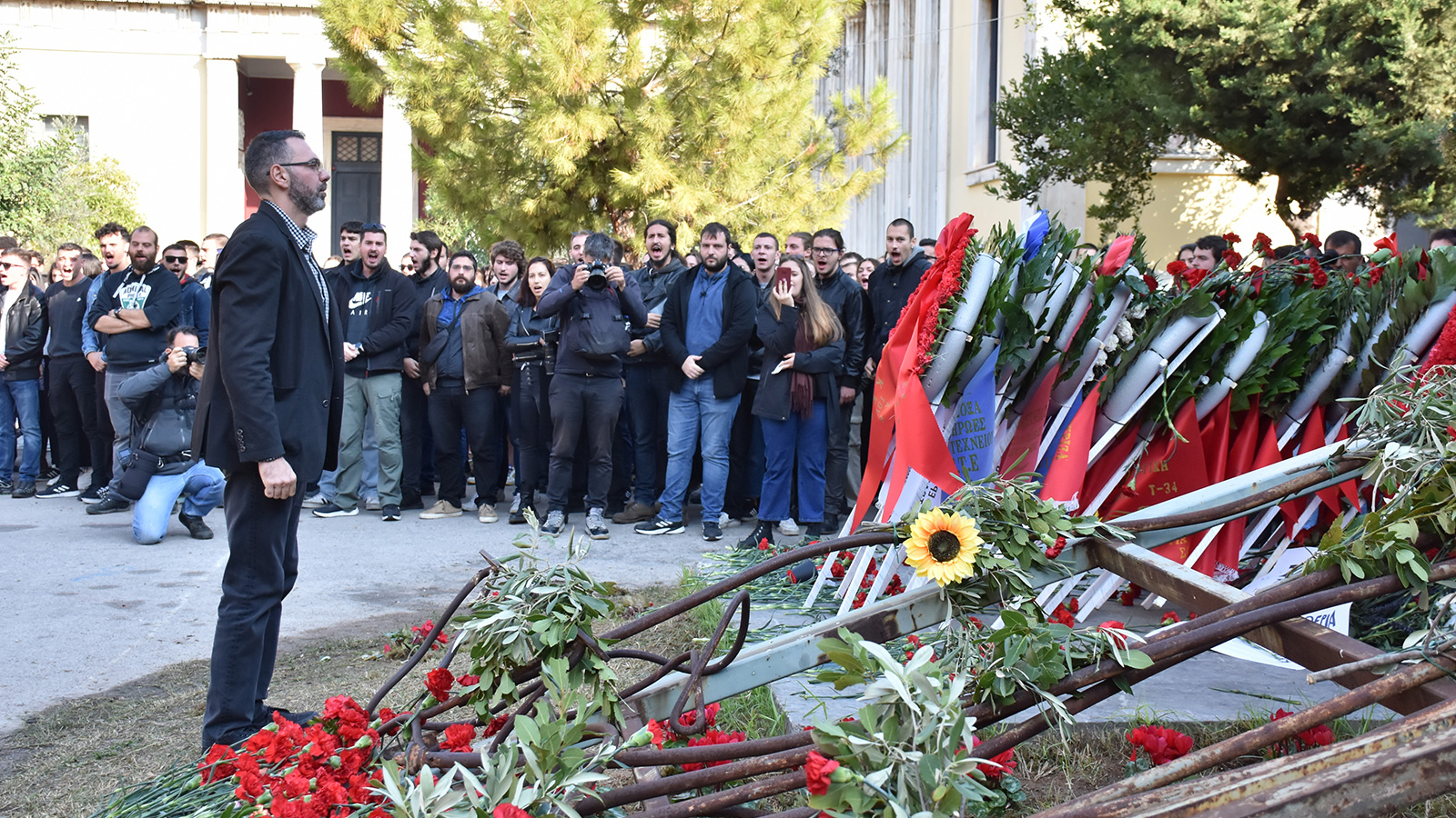 Στεφάνια κατέθεσαν στο Πολυτεχνείο ΚΚΕ και ΚΝΕ - ALT.gr