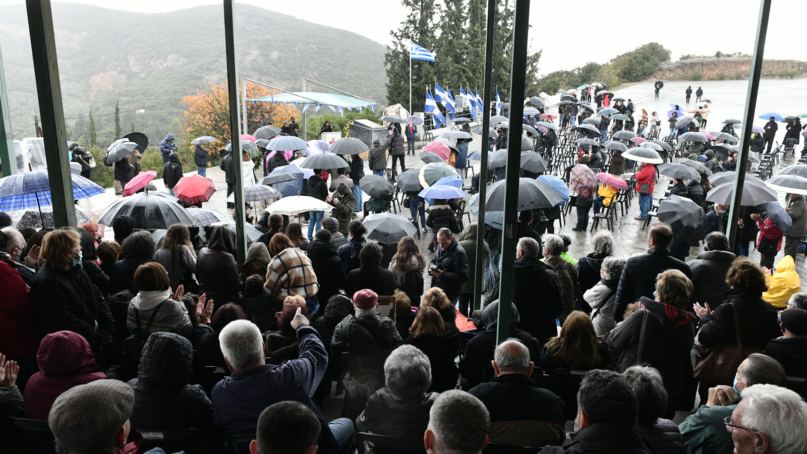 Πλήθος κόσμου στην εκδήλωση για την ανατίναξη της γέφυρας του ...