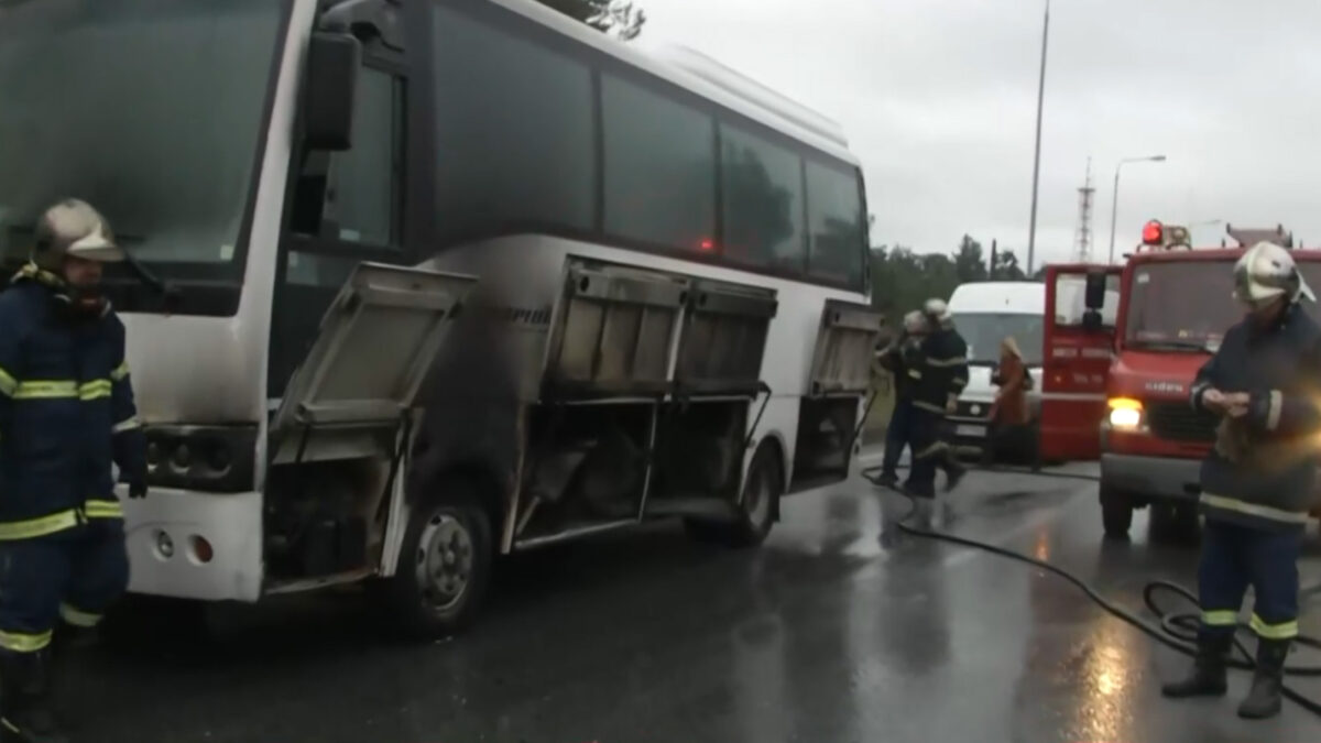Θεσσαλονίκη: Φωτιά σε λεωφορείο που μετέφερε παιδιά - ALT.gr
