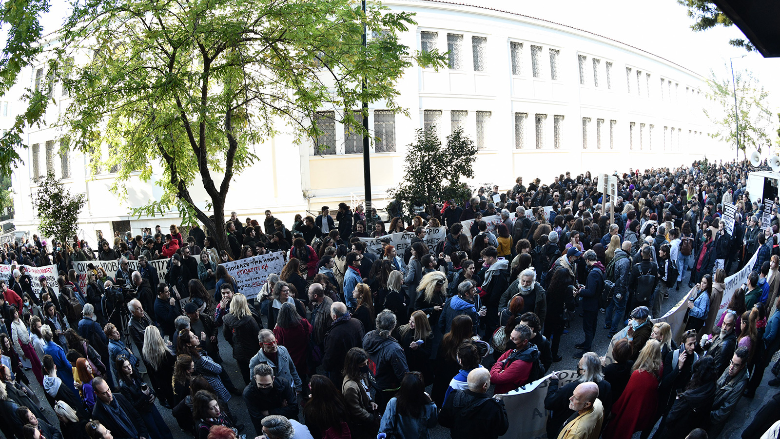 Και η κραυγή είναι μεγάλη. Δεν μπορεί να σταματήσει. Οσο πάει και ...