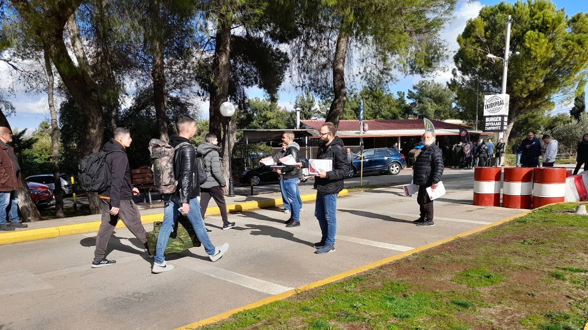 ΚΕΤΘ: Εξόρμηση του ΚΚΕ έξω απ' το στρατόπεδο του Αυλώνα - ALT.gr