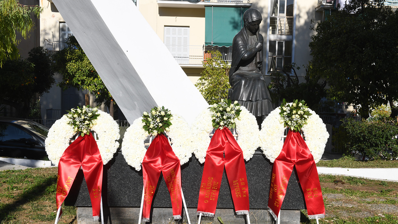 Στεφάνια από το ΚΚΕ στο Μνημείο του Σοβιετικού Στρατιώτη στην Καλλιθέα ...