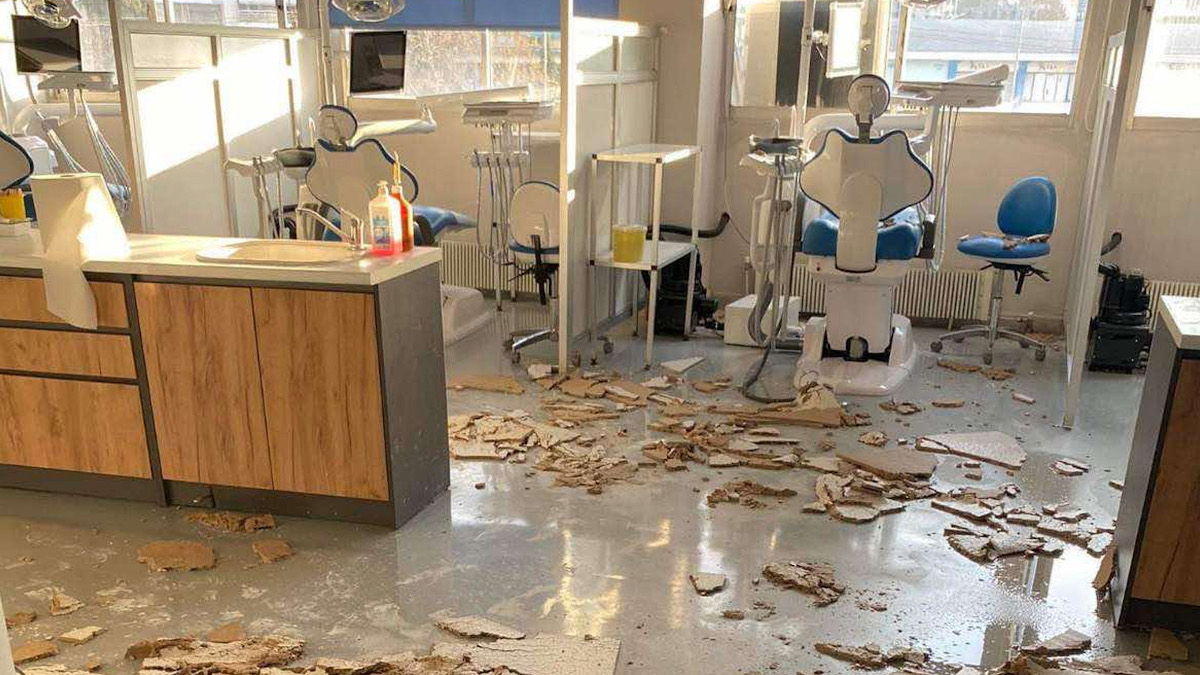 ΑΠΘ: Πλημμύρισαν αίθουσες στην οδοντιατρική έπεσε το ταβάνι - ALT.gr