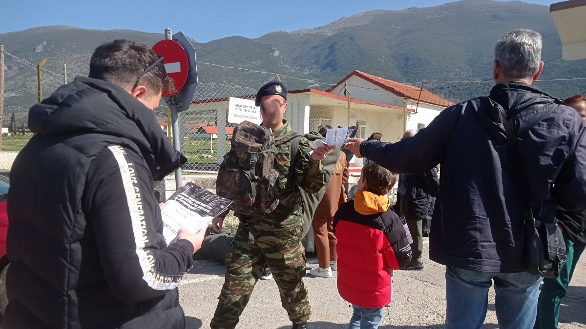 Πέραμα Ιωαννίνων: Εξόρμηση με το 4σελιδο του ΚΚΕ για τους στρατευμένους ...