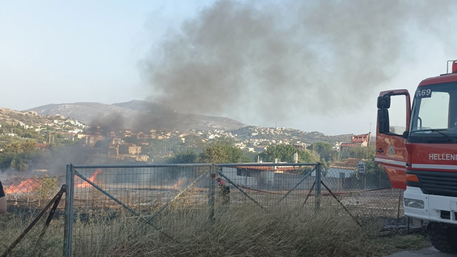Σε εξέλιξη βρίσκεται πυρκαγιά που καίει χαμηλή βλάστηση στα Καλύβια ...