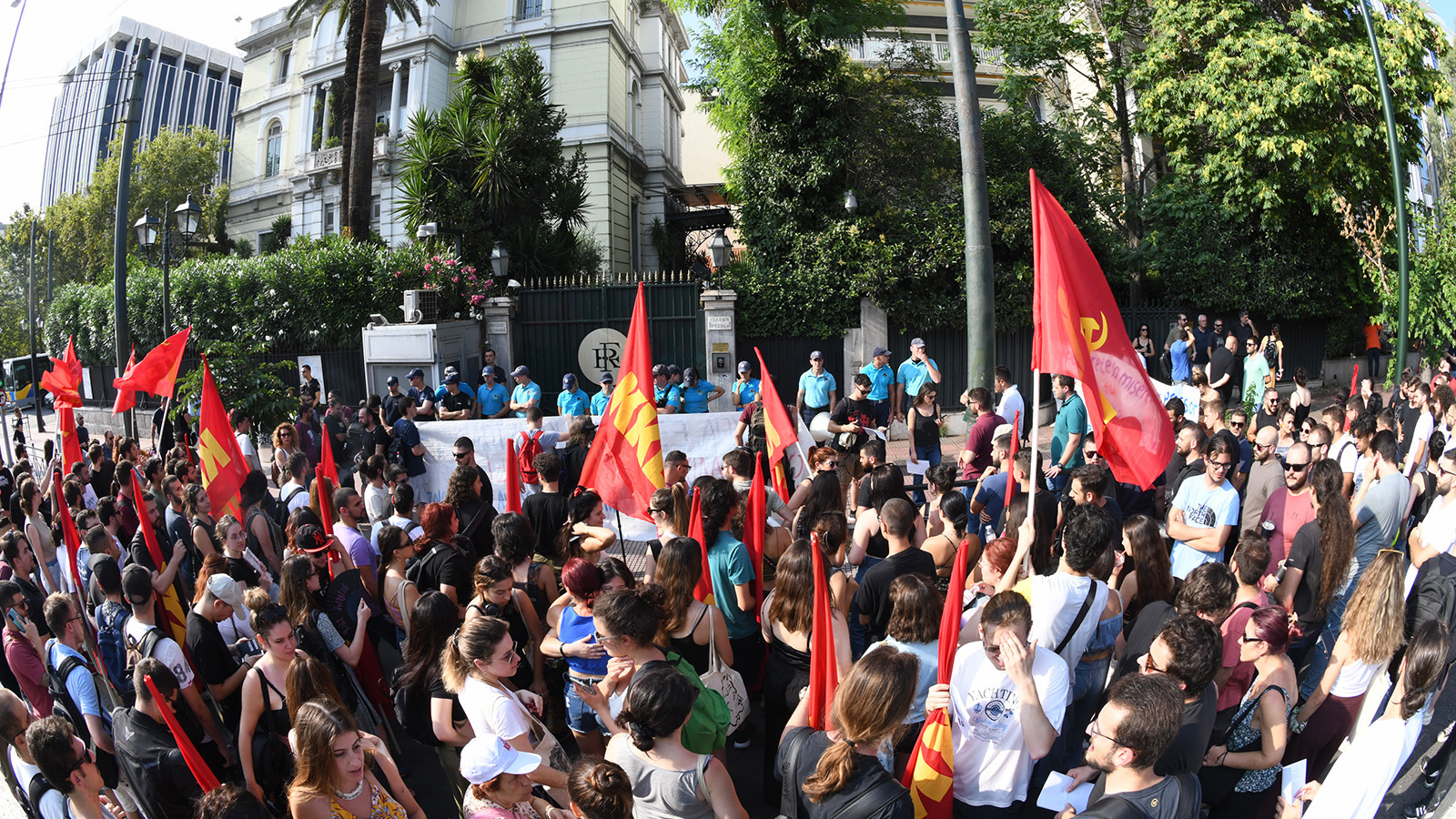 ΚΝΕ: Μαζικές παραστάσεις διαμαρτυρίας στην Γαλλική Πρεσβεία στην Αθήνα ...
