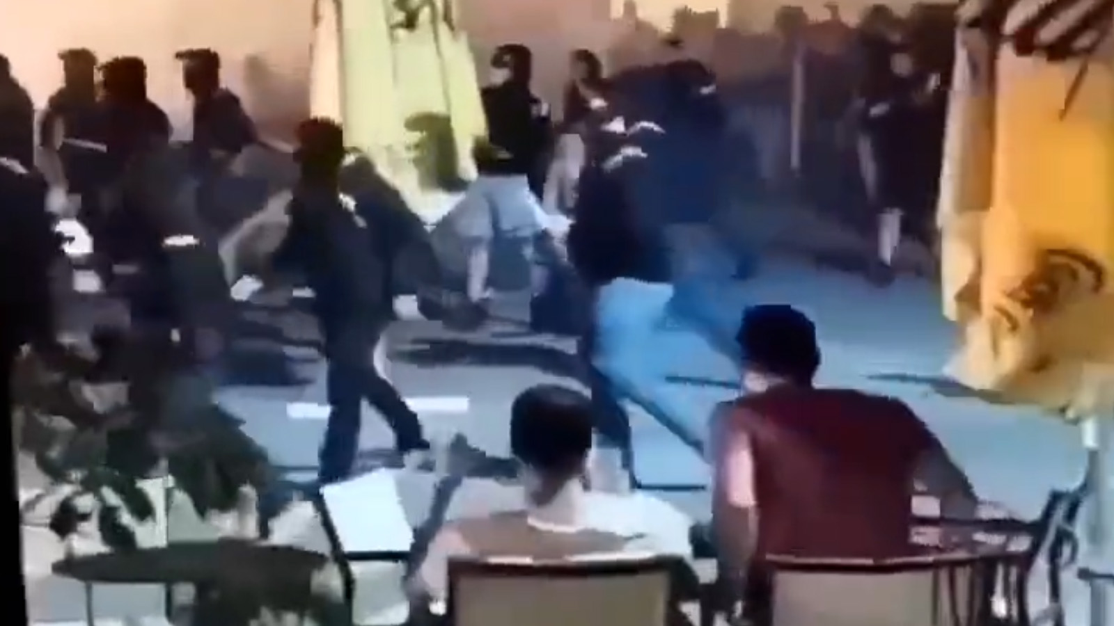 Ενας νεκρός σε σοβαρά επεισόδια έξω από το γήπεδο της ΑΕΚ από οπαδούς ...
