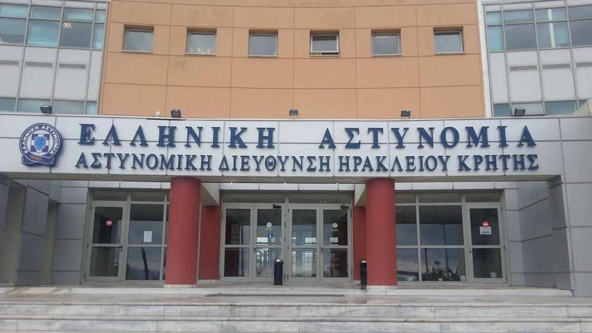 Ηράκλειο: Παρέμβαση του ΚΚΕ στο Αστυνομικό Μέγαρο για την προσαγωγή 36 ...
