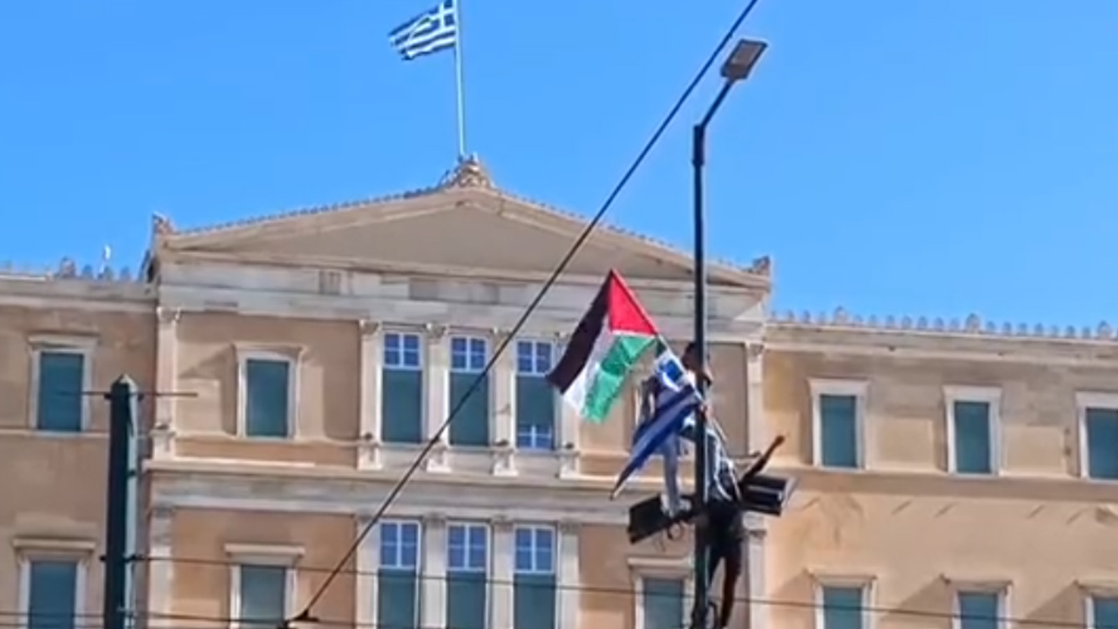 Προσήχθη Παλαιστίνιος που ύψωσε παλαιστινιακή σημαία για διατάραξη των ...