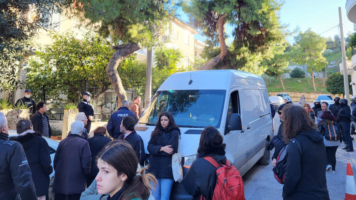 Οργή και αγανάκτηση στα Ανω Πετράλωνα! Με ΜΑΤ προχωράνε σε έξωση ...