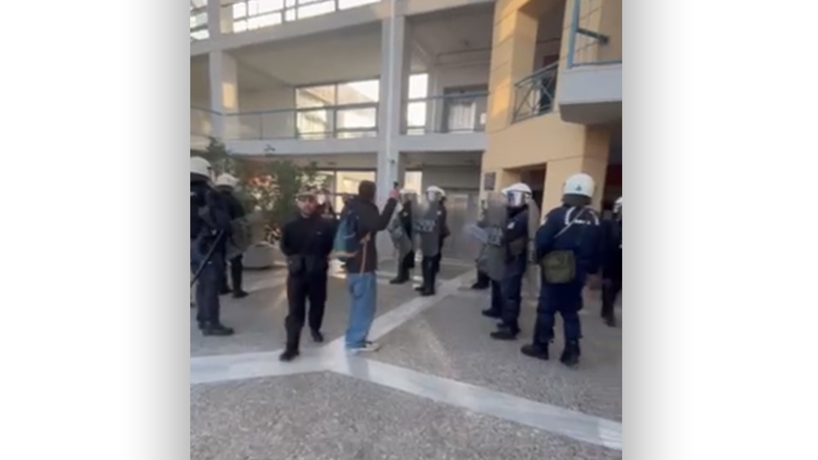 Κομοτηνή: Η Αστυνομία εισέβαλε στη Νομική του ΔΠΘ! - ALT.gr