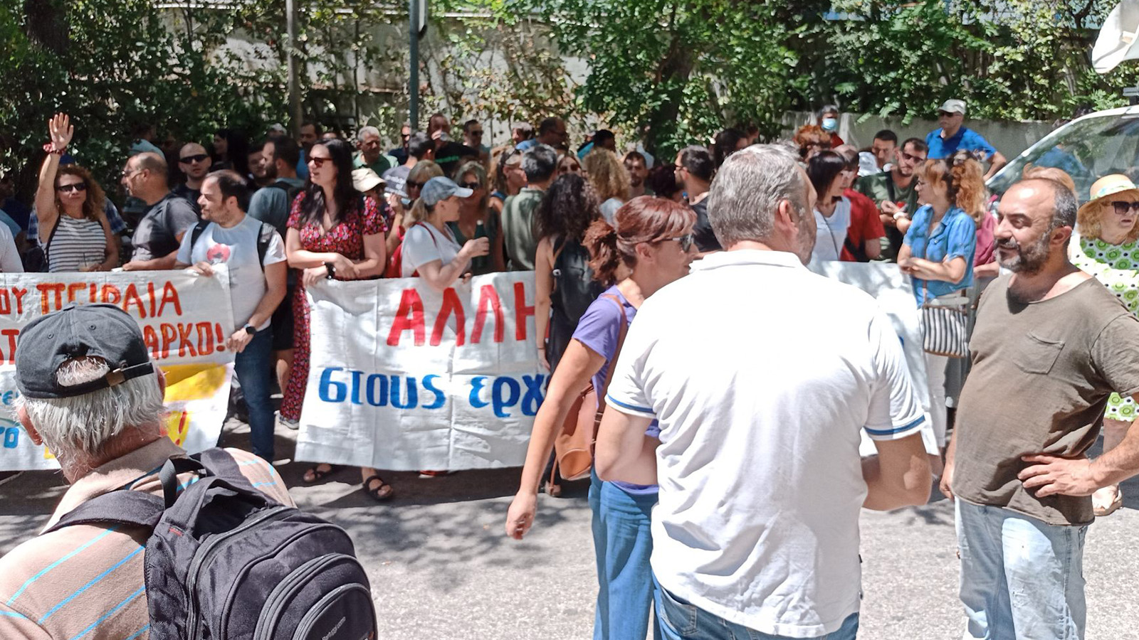 Πλήθος κόσμου στο υπουργείο Ενέργειας - Όλοι στην αυριανή απεργία στην ...