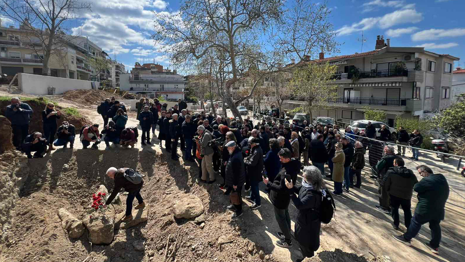 Θεσσαλονίκη: Δέος και συγκίνηση από την επίσκεψη στους ομαδικούς τάφους ...