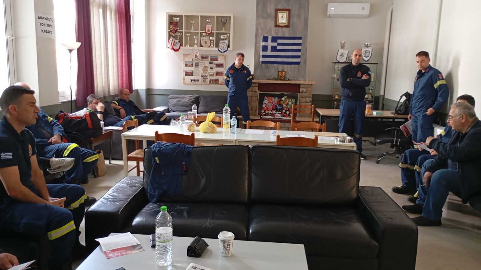 Επίσκεψη κλιμακίου του ΚΚΕ στον 1ο Πυροσβεστικό Σταθμό Λάρισας - ALT.gr