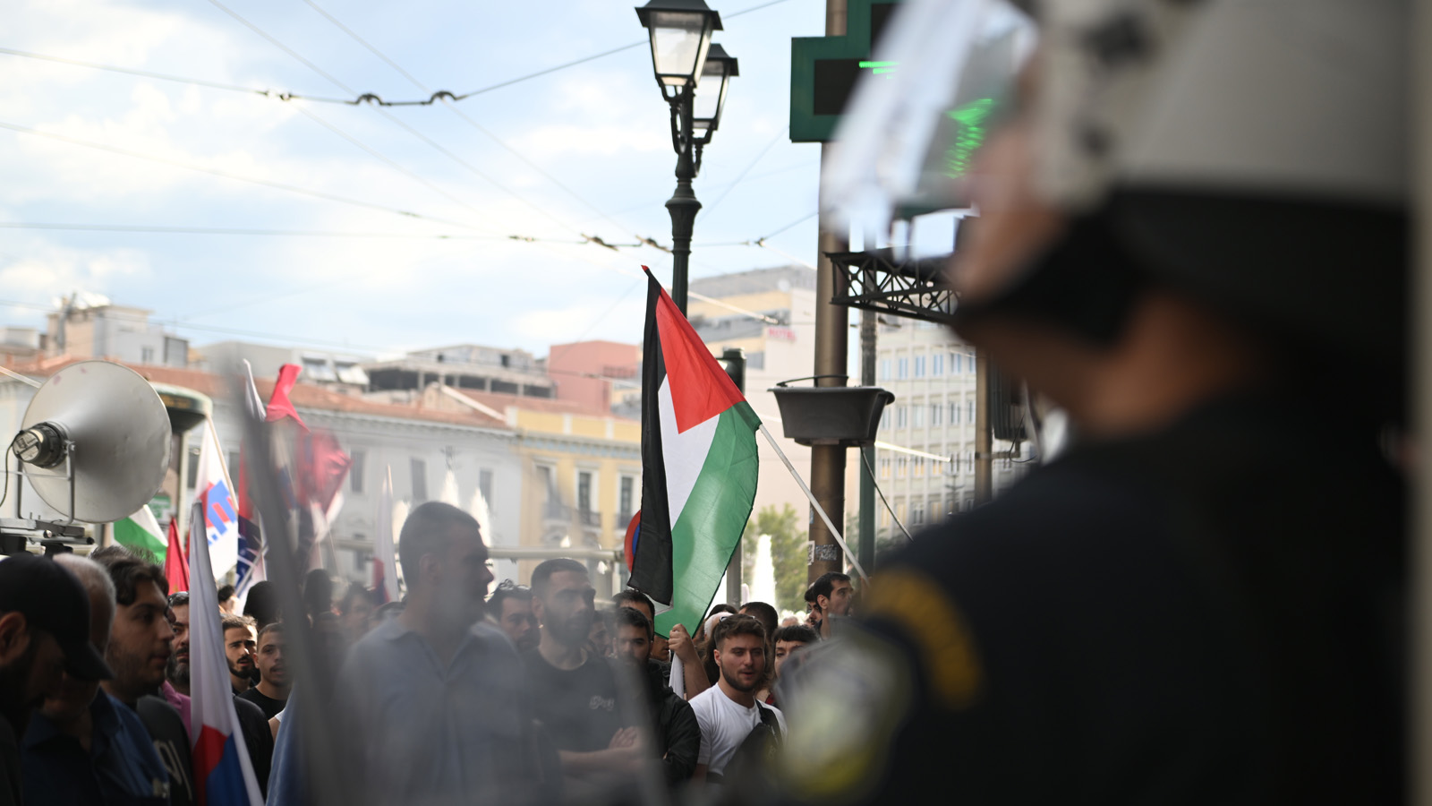 Κινητοποίηση του ΠΑΜΕ στην Ομόνοια όπου «σαν τους κλέφτες» θέλουν να ...