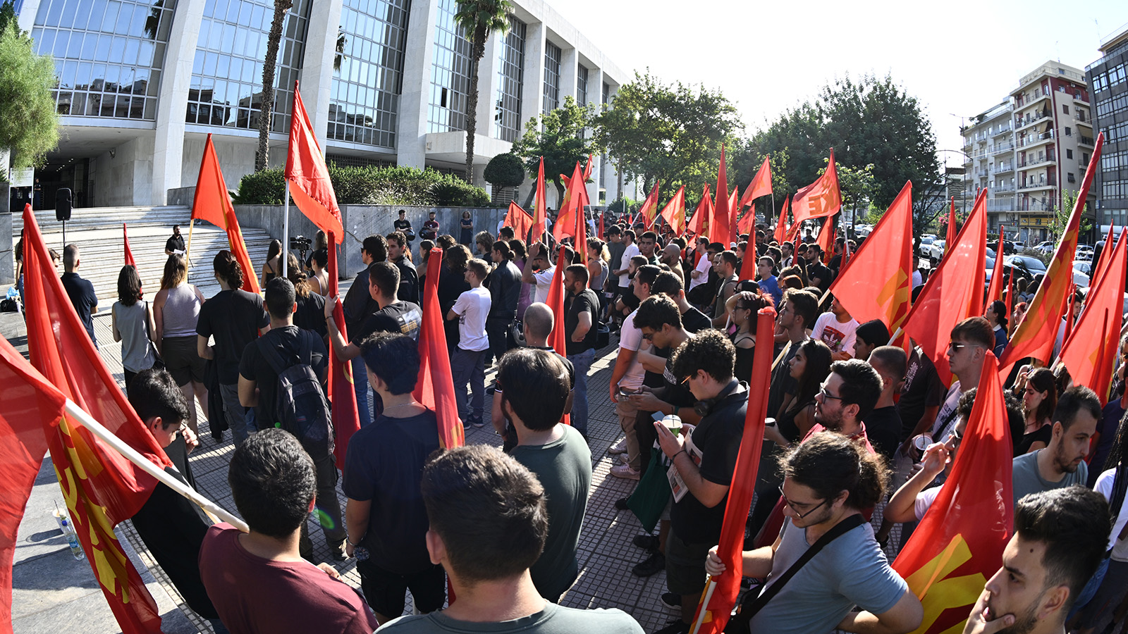 Συγκέντρωση της ΚΝΕ έξω από το Εφετείο ενάντια στην αποφυλάκιση του ...