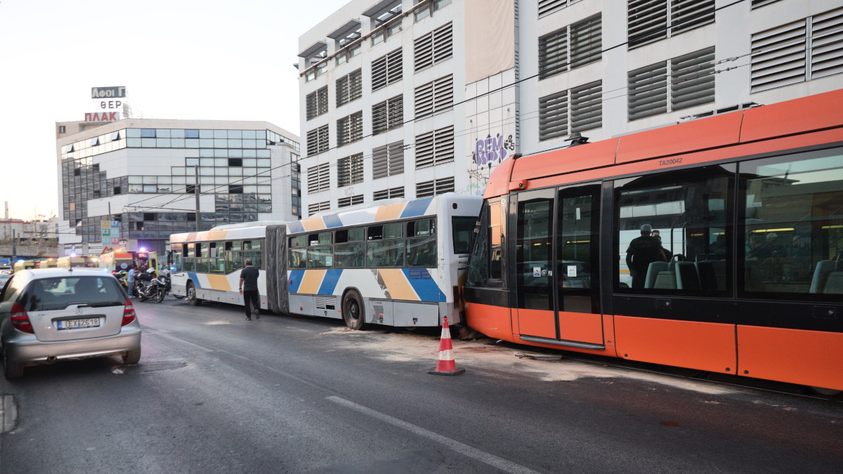 Πειραιάς: Σύγκρουση τραμ με λεωφορείο - Πάνω από 20 τραυματίες - ALT.gr